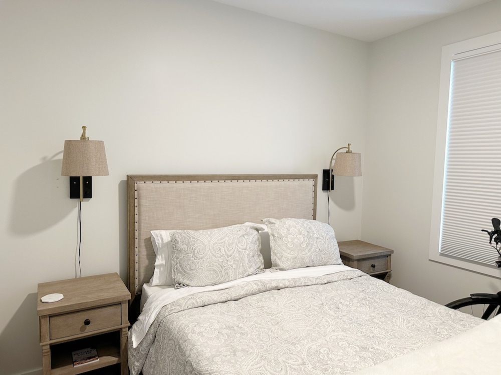 Charming 2-bedroom luxury condo in Slabtown with views of West Bay ...