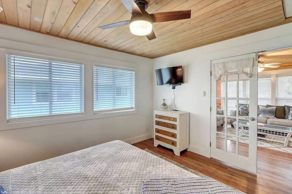 NEW Seaflower Retreat – Old Town Port A Charm - Port Aransas | Vrbo