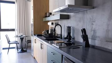 Apartamento, 1 quarto, vista para a cidade | Cozinha privada | Geladeira grande, micro-ondas, fogão, cooktop