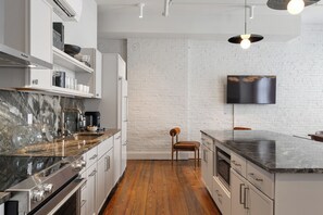 Um frigorífico/congelador grande, um micro-ondas, um forno 