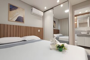 Apartamento | Cortinas blackout, ferros/tábuas de passar roupa, Wi-Fi de cortesia