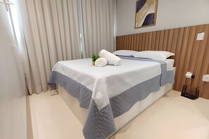 Apartamento | Cortinas blackout, ferros/tábuas de passar roupa, Wi-Fi de cortesia