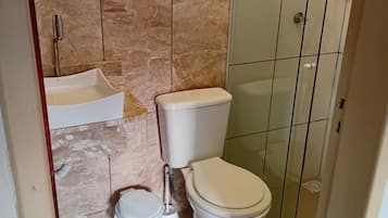 Quarto Duplo Básico, vista para o pátio | Casa de banho | Toalhas fornecidas, sabão, papel higiénico