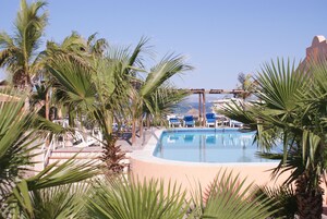 Piscina exterior, guarda-sóis, espreguiçadeiras 