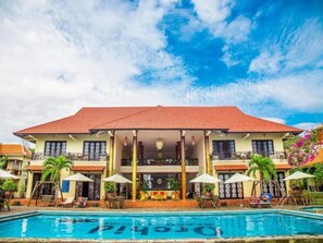 Piscina externa, guarda-sóis, espreguiçadeiras