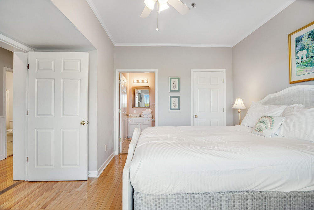 2nd-floor retreat with screened porch, shared pool, WiFi, central AC ...