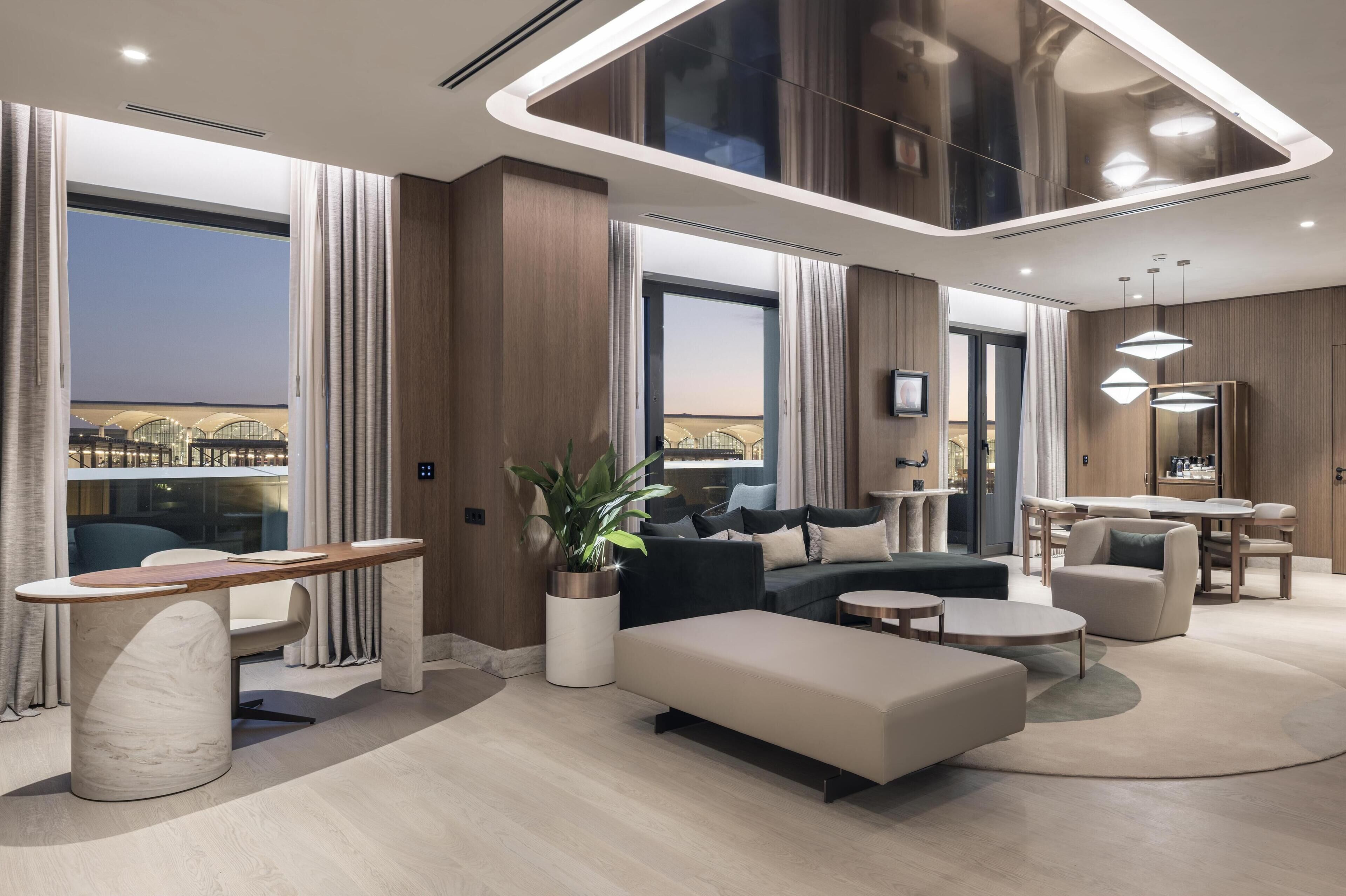 Suite, 1 cama king-size, terraço (Ambassador) | Cofre no quarto, cortinas/cortinados opacos, ferro/tábua de engomar 