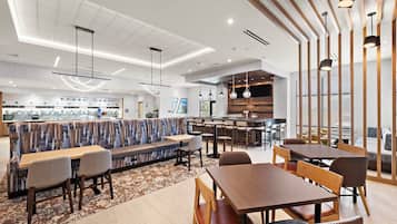 Café da manhã com buffet grátis todos os dias