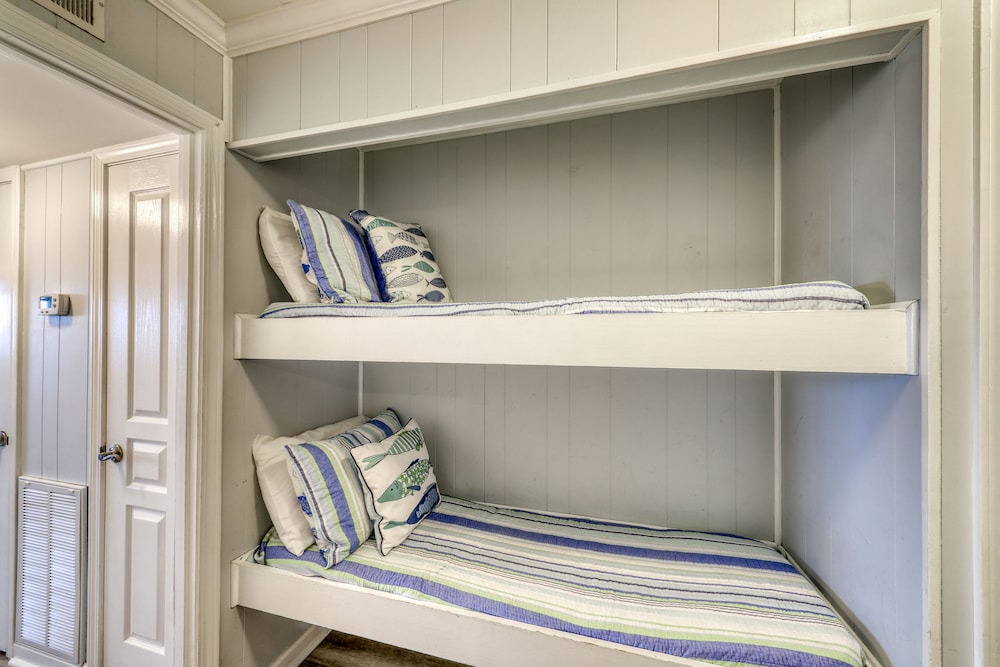 Oceanfront corner condo w/ spectacular view & shared pool/fishing pier ...