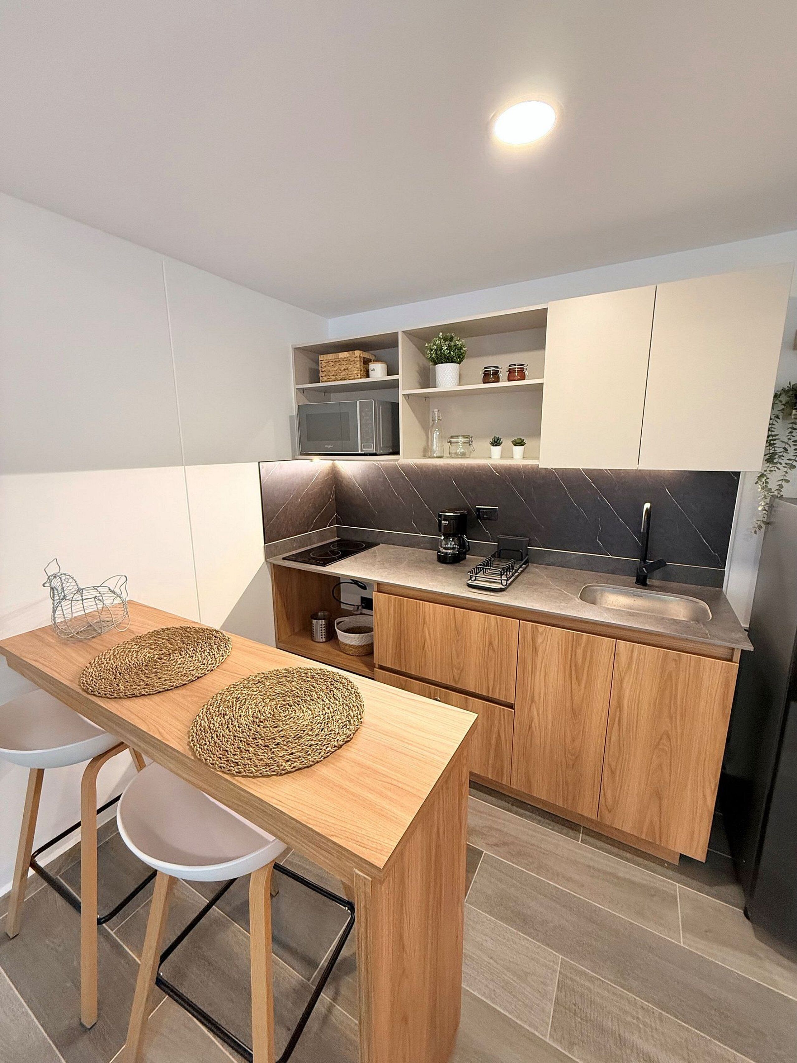 Apartamento Deluxe | Cozinha privada | Minifrigorífico, um micro-ondas, uma placa de cozinha 