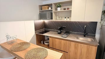 Apartamento Deluxe | Cozinha privada | Minifrigorífico, um micro-ondas, uma placa de cozinha