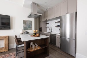 Apartamento Signature em Condomínio Fechado, 2 quartos, cozinha, vista para o pátio | Refeições no quarto