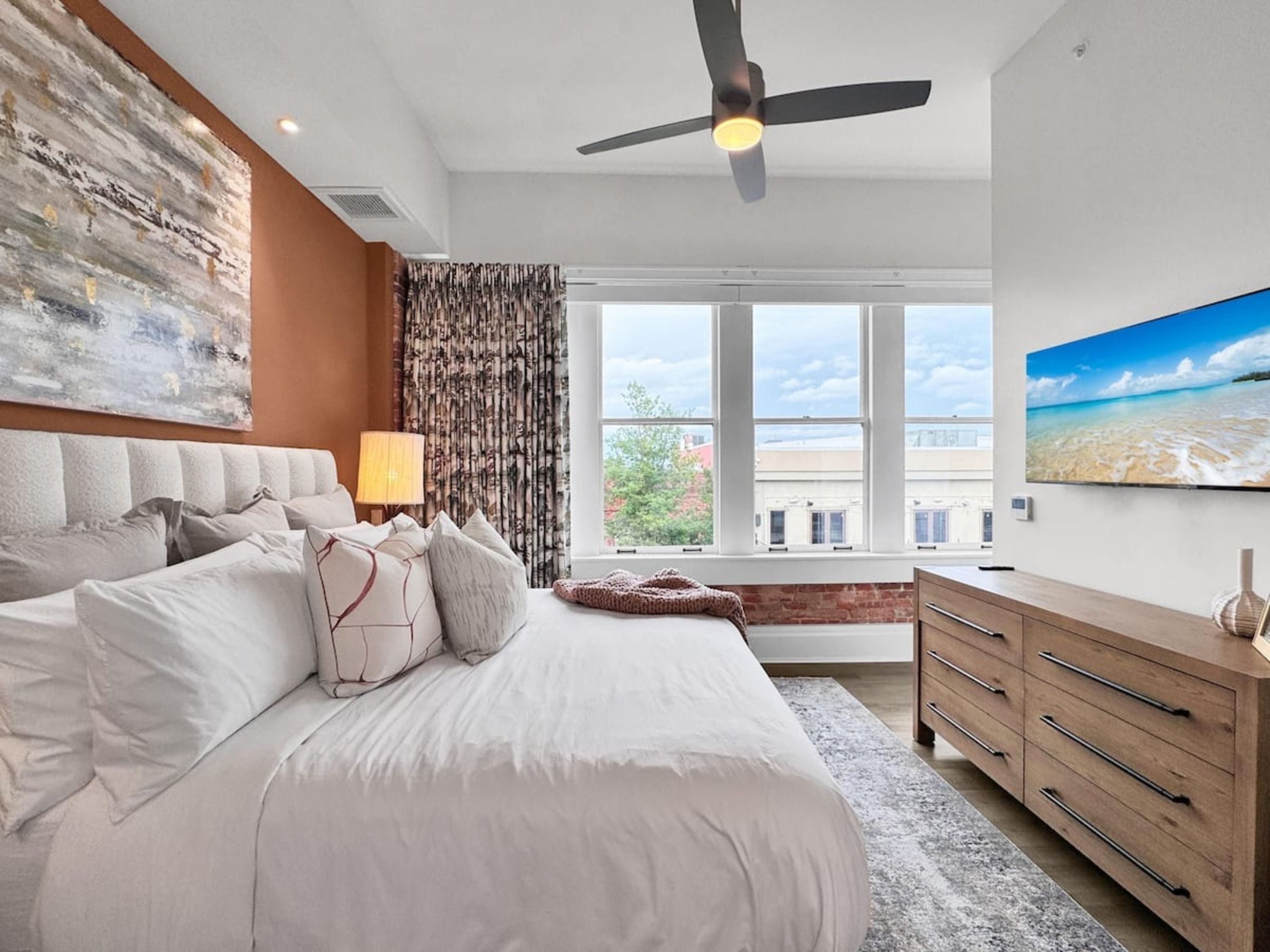 Condo com design assinado, 2 quartos, cozinha, vista para a cidade | Cortinas blackout, ferros/tábuas de passar roupa, Wi-Fi de cortesia