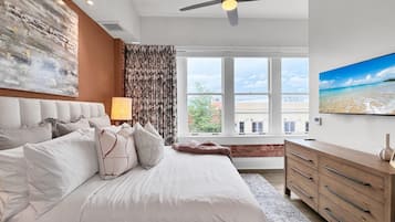 Condo com design assinado, 2 quartos, cozinha, vista para a cidade | Cortinas blackout, ferros/tábuas de passar roupa, Wi-Fi de cortesia