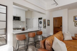 Apartamento Signature em Condomínio Fechado, 2 quartos, cozinha, vista para o pátio | Cozinha privada | Uma cafeteira/bule, um frigorífico, um micro-ondas, um forno 