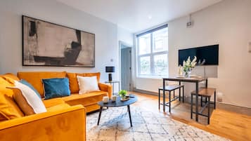 Apartamento | Sala de estar | TV de ecrã plano