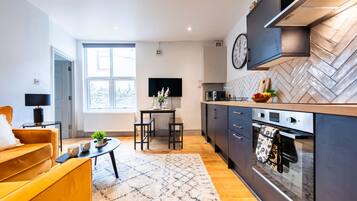 Apartamento | Cozinha privada | Um frigorífico/congelador grande, um micro-ondas, um forno