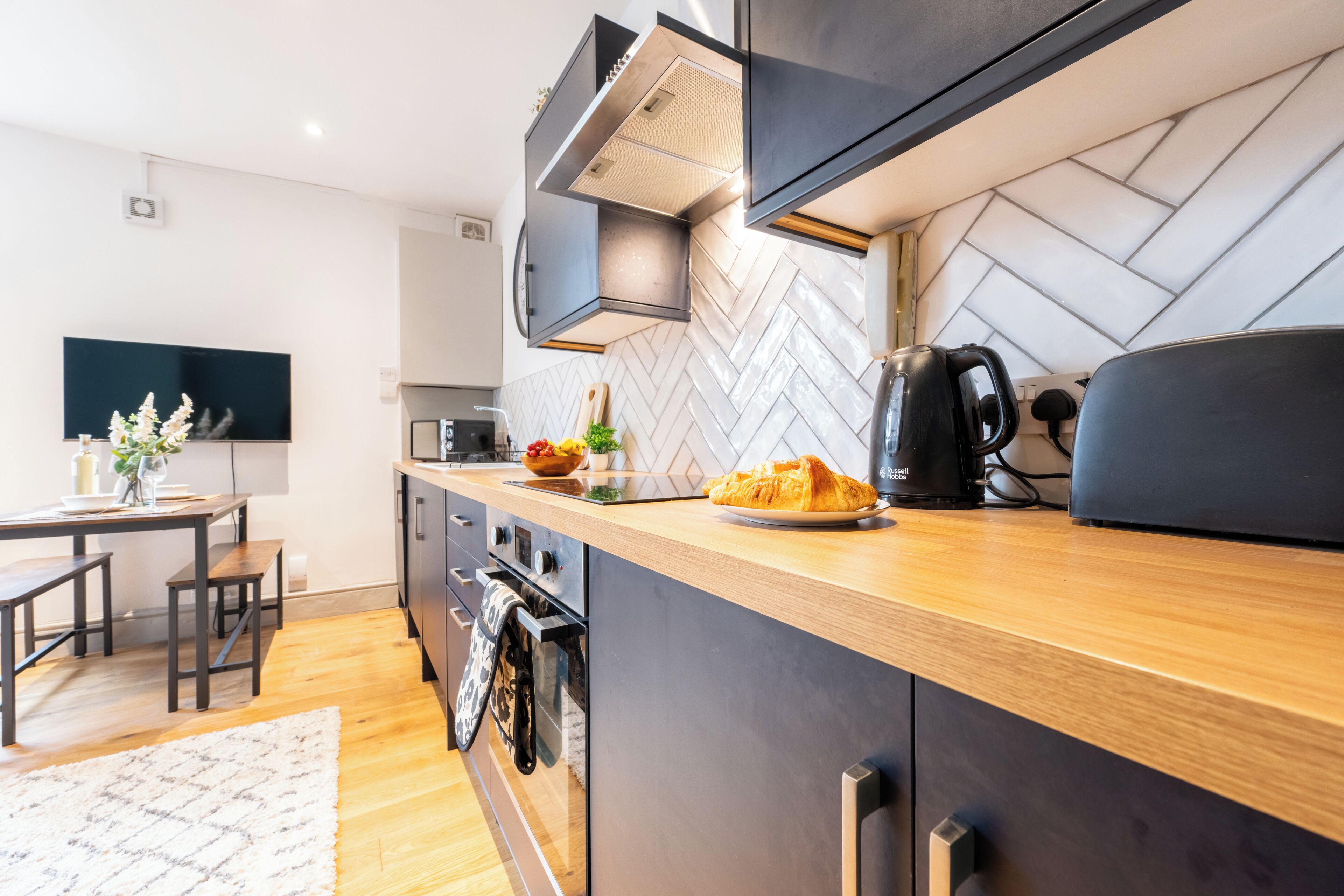 Apartamento | Cozinha privada | Um frigorífico/congelador grande, um micro-ondas, um forno 