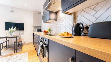 Apartamento | Cozinha privada | Um frigorífico/congelador grande, um micro-ondas, um forno