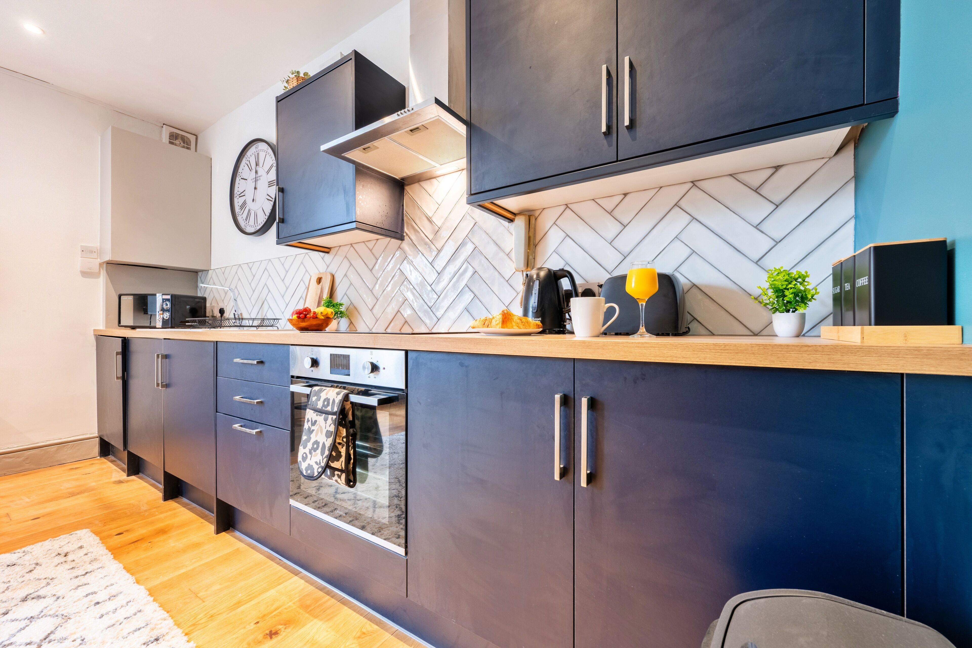 Apartamento | Cozinha privada | Um frigorífico/congelador grande, um micro-ondas, um forno 