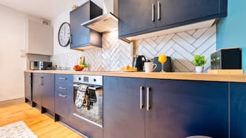 Apartamento | Cozinha privada | Um frigorífico/congelador grande, um micro-ondas, um forno