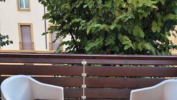 Quarto Duplo Deluxe, vista para o jardim | Ferro/tábua de engomar, Wi-fi grátis