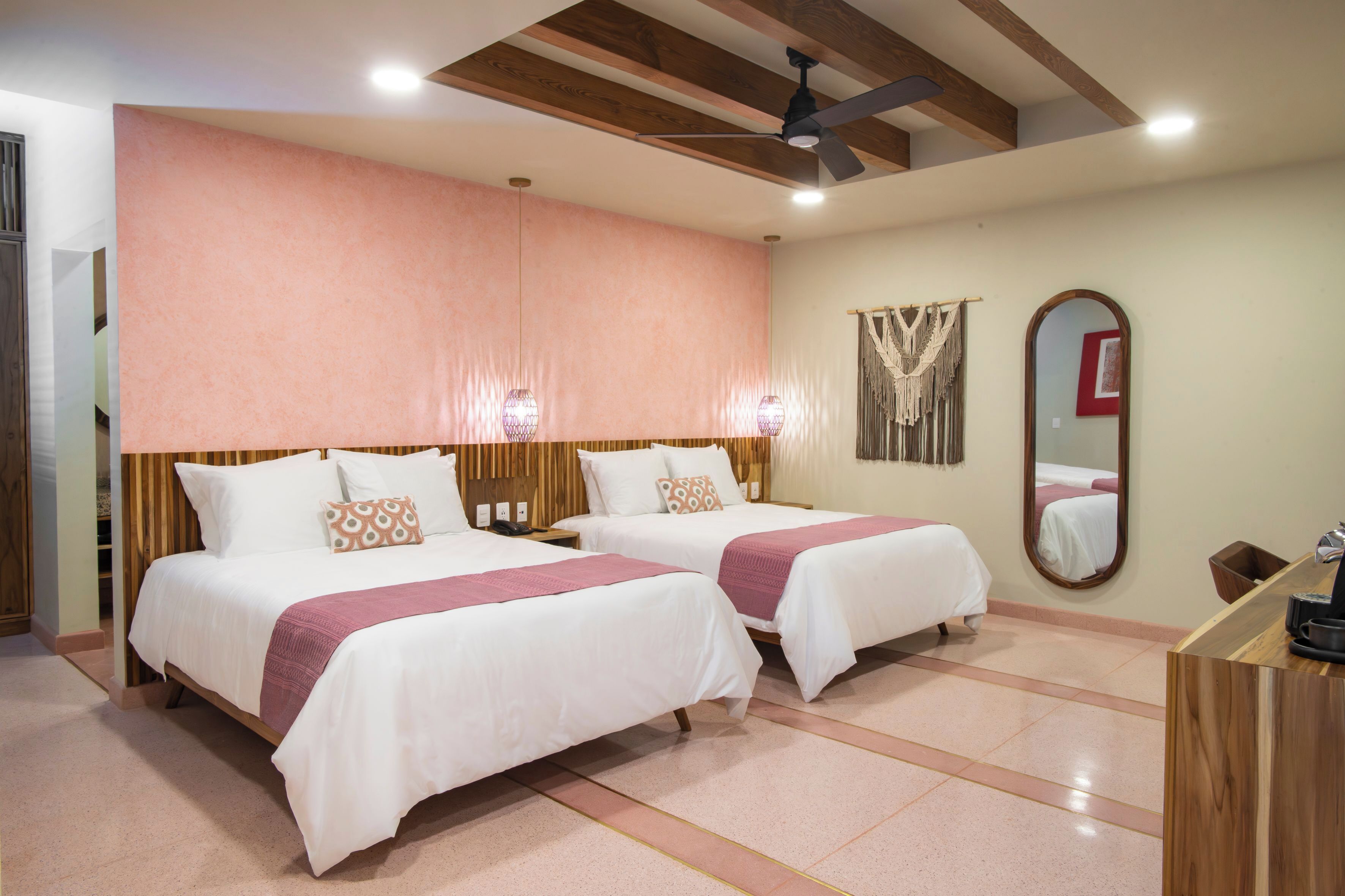 Quarto casal luxo, 2 camas de casal | Frigobar, cofres nos quartos, escrivaninha