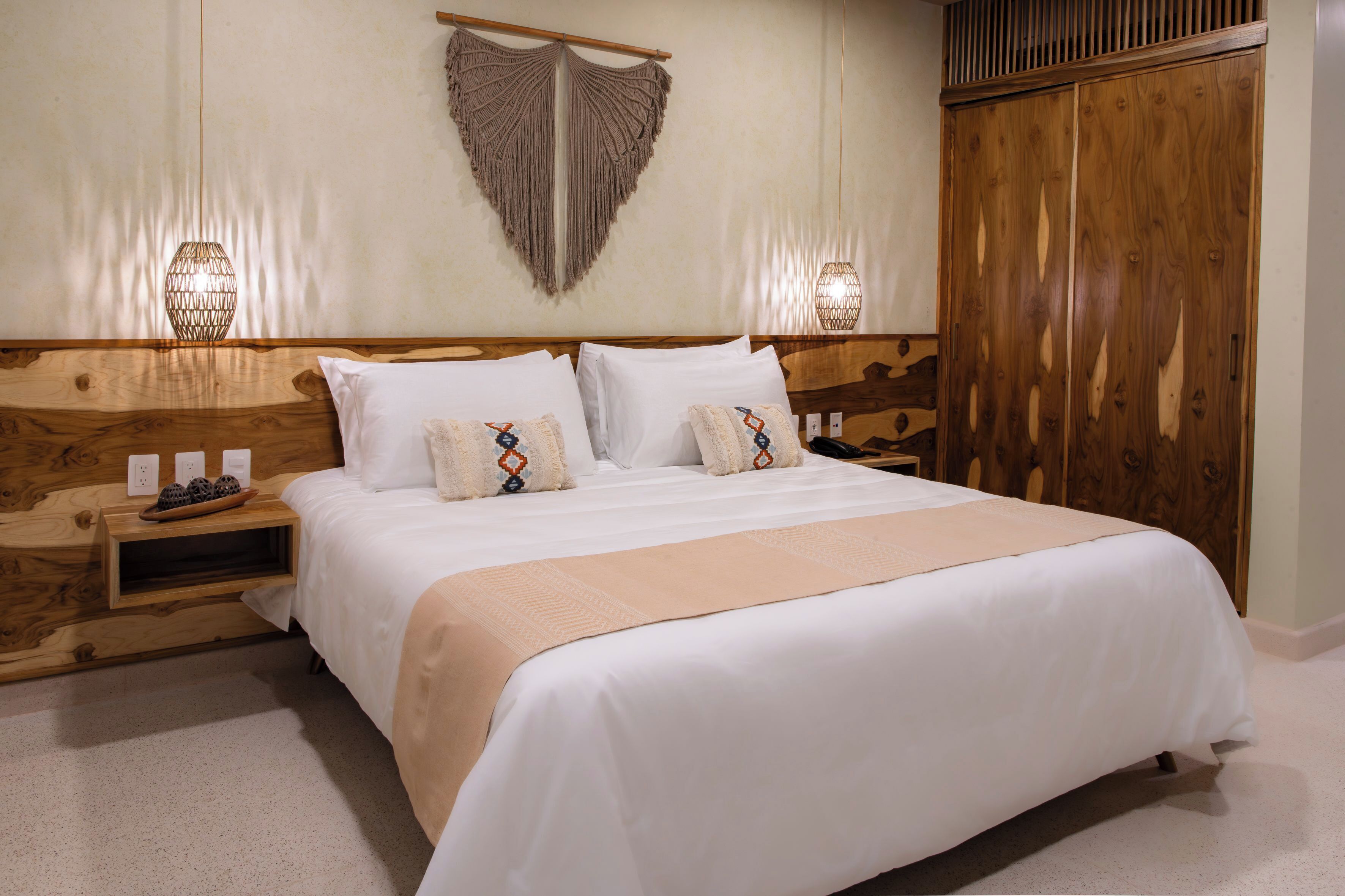 Quarto luxo, 1 cama King | Frigobar, cofres nos quartos, escrivaninha