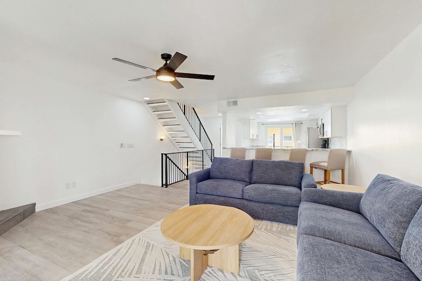 Modern Dog Friendly Townhome Close To The Gulf And Beaches Shopping And Dining - Treasure Island, FL