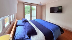 Quarto casal conforto, terraço, vista para o pátio | Ferros/tábuas de passar roupa, Wi-Fi de cortesia