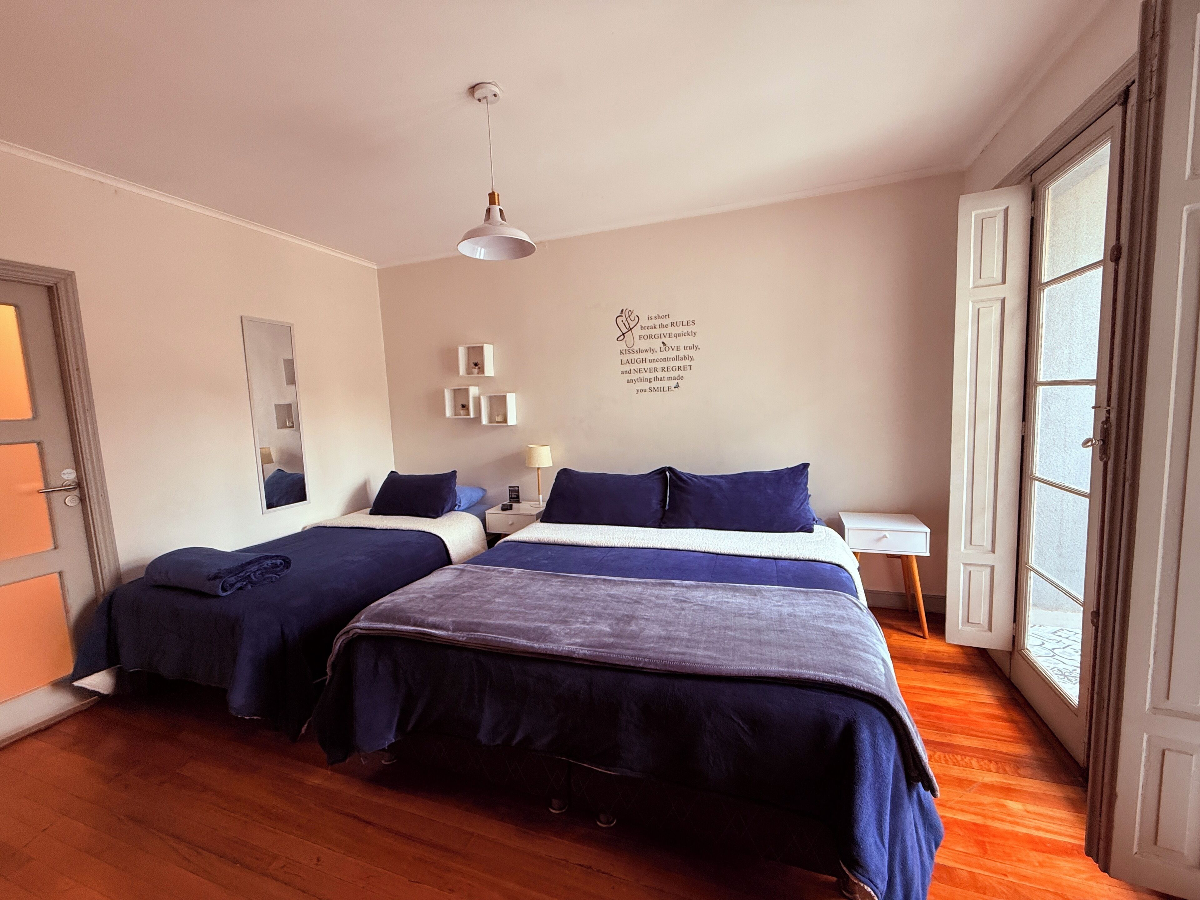 Quarto Triplo Comfort, casa de banho privativa, vista para o pátio | Ferro/tábua de engomar, Wi-fi grátis 