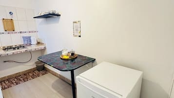 Quarto Triplo Clássico, pátio, vista para o pátio | Kitchenette privada | Um micro-ondas no espaço comum