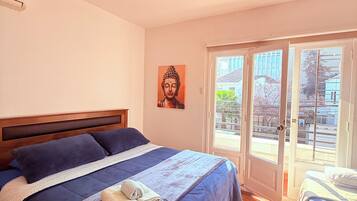 Quarto quádruplo conforto, sacada, vista para o pátio | Ferros/tábuas de passar roupa, Wi-Fi de cortesia