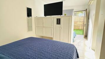 Quarto Triplo Clássico, pátio, vista para o pátio | Ferro/tábua de engomar, Wi-fi grátis