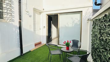 Quarto Triplo Clássico, pátio, vista para o pátio | Vista para o pátio