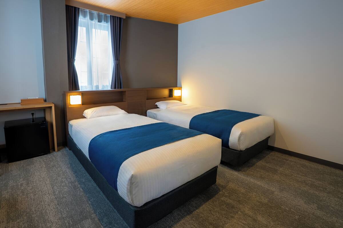Roupas de cama premium, edredons de pluma, Wi-Fi de cortesia