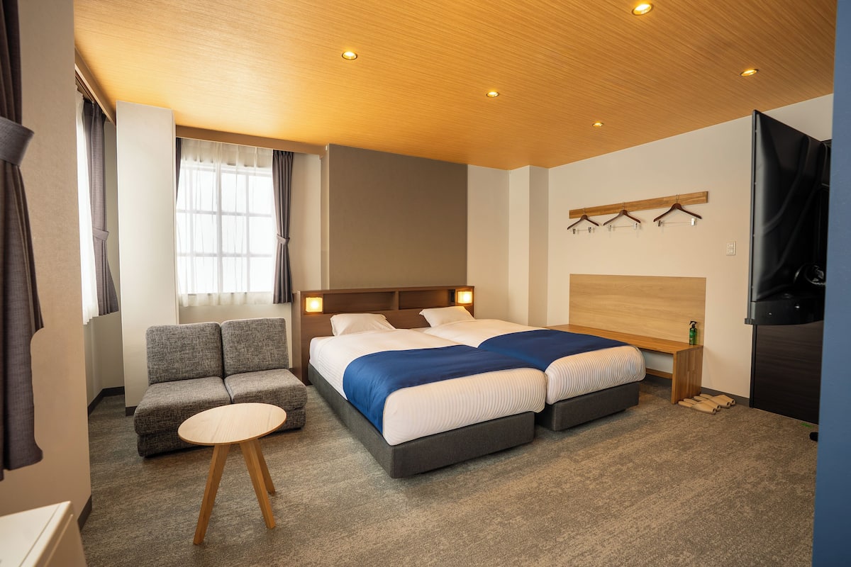 Roupas de cama premium, edredons de pluma, Wi-Fi de cortesia