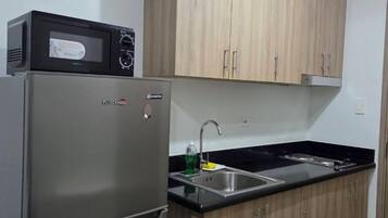 Apartamento Standard | Cozinha privada | Um frigorífico, um micro-ondas, uma placa de cozinha