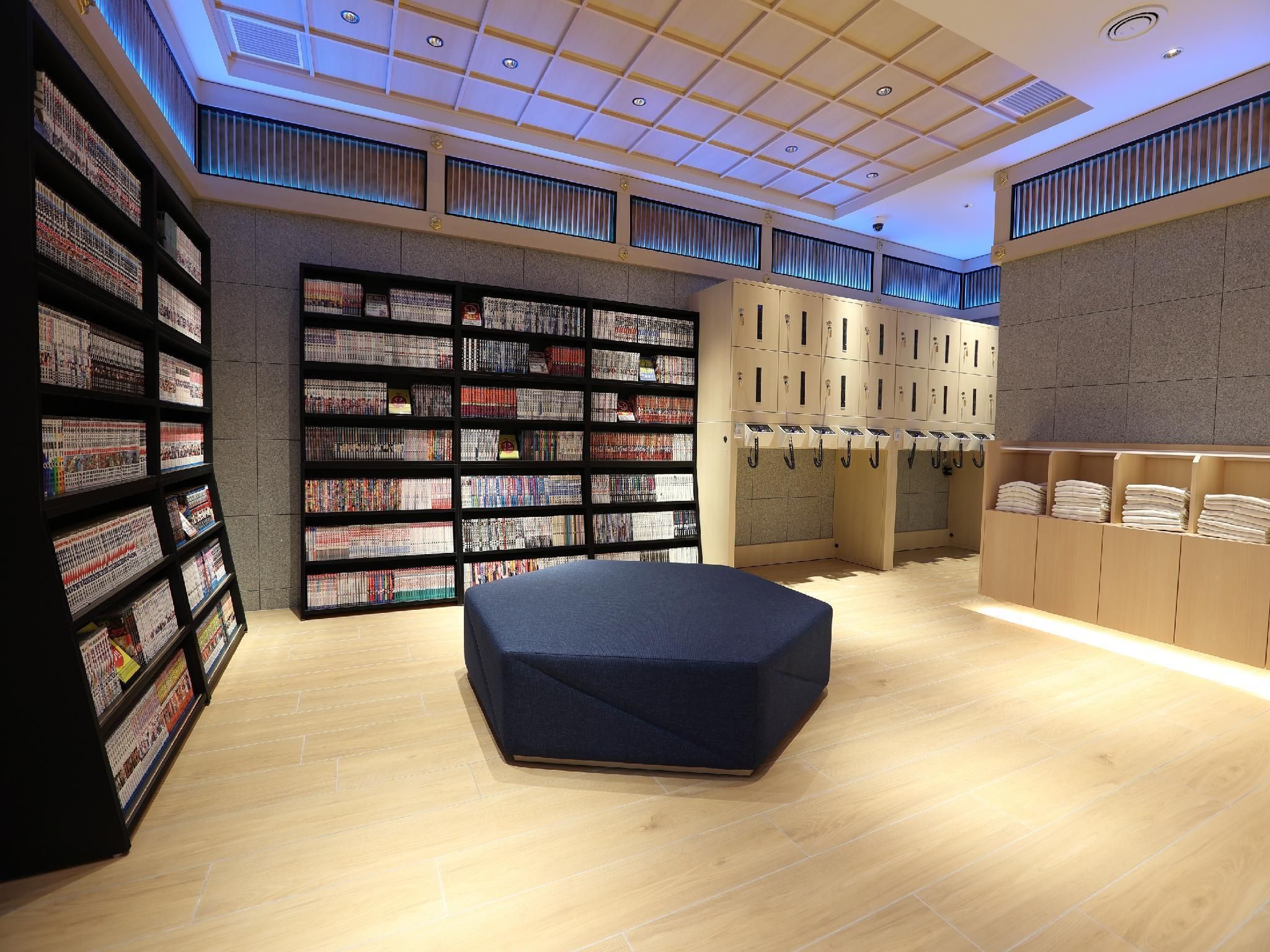 Uma biblioteca moderna com estantes, área de estar e armários.