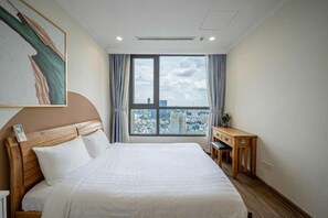 Apartamento, Vista para a cidade | Minibar, Wi-fi grátis, roupa de cama fornecida 