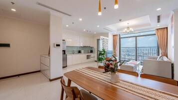 Apartamento, 3 quartos | Casa de banho | Um polibã, artigos de higiene pessoal grátis, um secador de cabelo