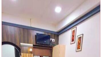 Quarto triplo luxo | Roupas de cama antialérgicas, escrivaninha, quartos à prova de som