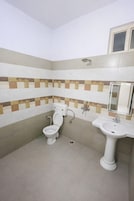 Quarto Duplo Deluxe | Casa de banho | Um polibã, um chuveiro fixo, chinelos, toalhas fornecidas