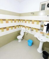 Quarto casal luxo | Banheiro | Chuveiro, chuveiro com efeito de chuva, chinelos, toalhas de banho