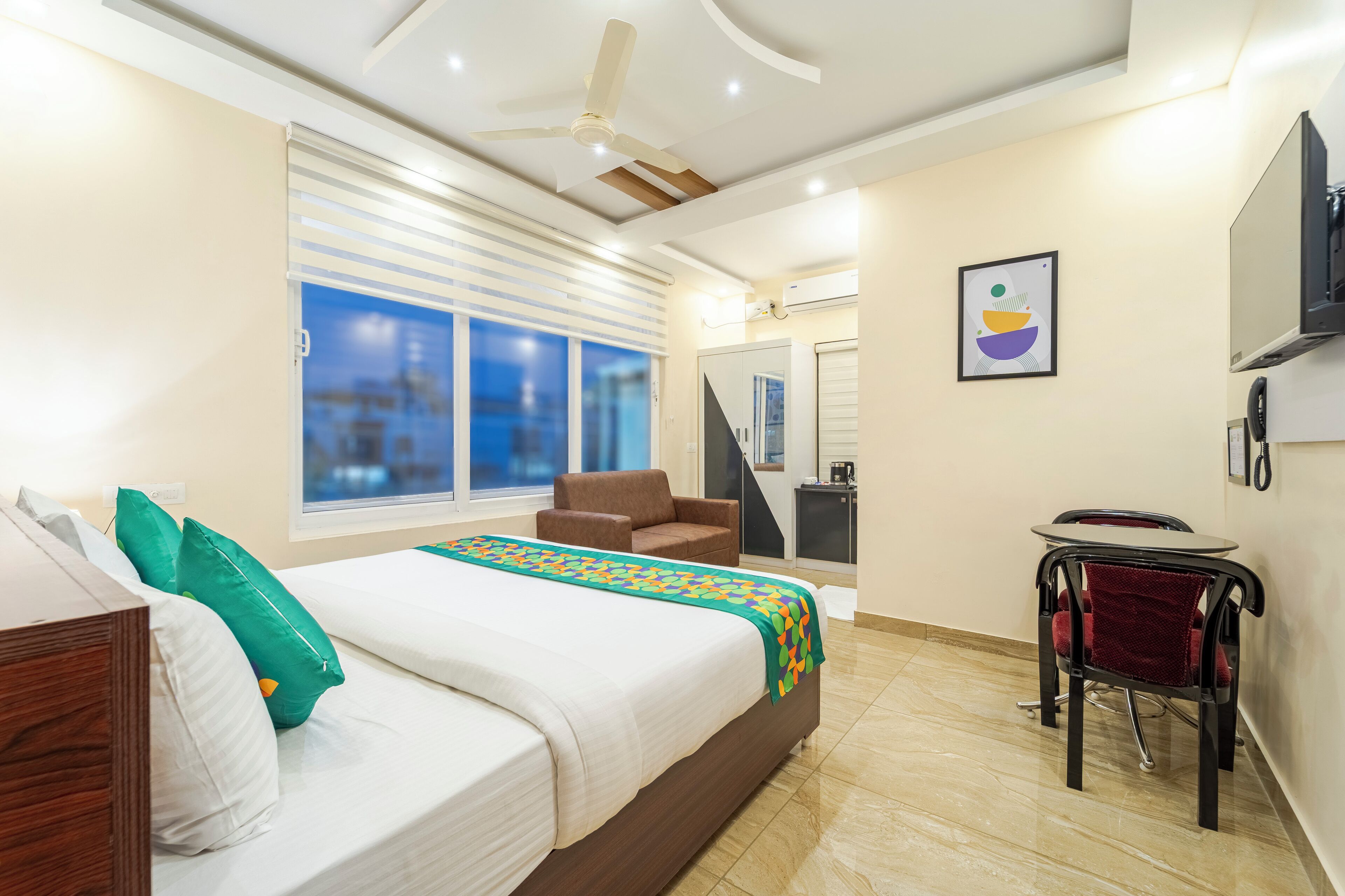 Quarto Duplo Deluxe | Secretária, ferro/tábua de engomar 