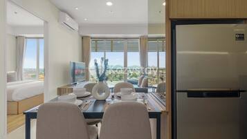 Apartamento, 2 quartos, Vista para a cidade | Sala de jantar