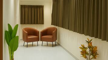 Suite, varanda | Sala de estar | Smart TV de 32 polegadas com canais digitais, serviços de streaming