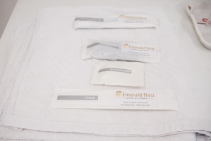 Um polibã, um chuveiro fixo, artigos de higiene pessoal grátis