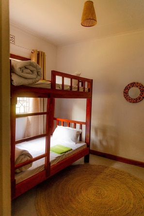 Apartamento família, sacada, vista para o jardim | Escrivaninha, espaço de trabalho para notebook