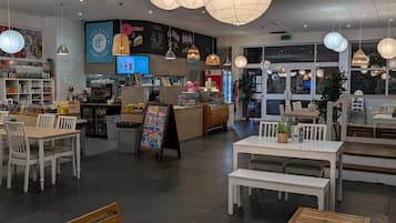 Casa, 4 quartos, varanda, vista para o jardim | Restaurantes